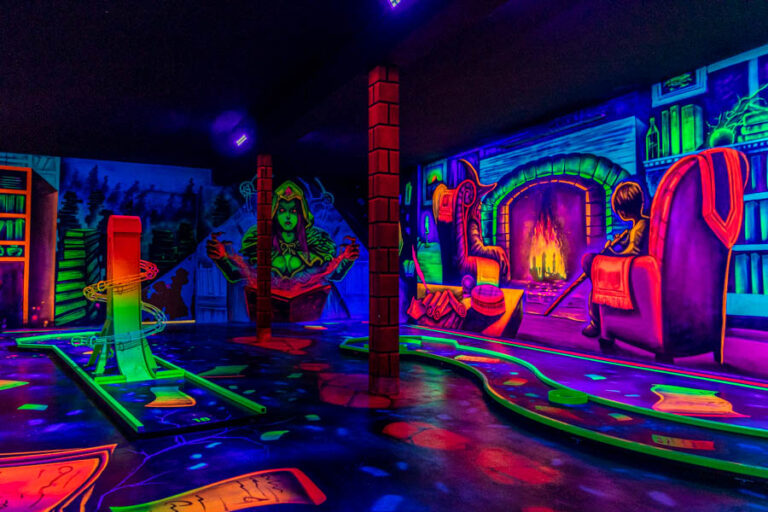 Schwarzlicht-Minigolf im Teutoburger Wald: Erlebnispark Meiwes