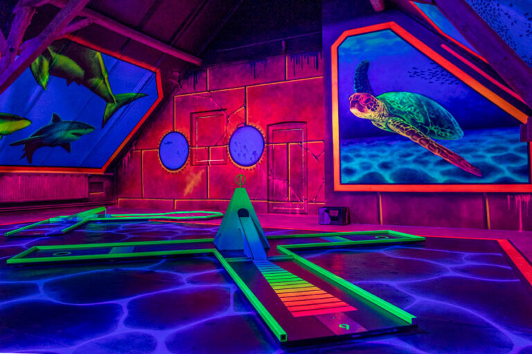 Schwarzlicht-Minigolf im Teutoburger Wald: Erlebnispark Meiwes